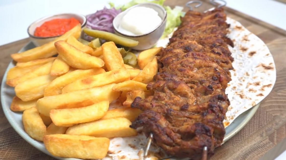 I made LEGIT CHICKEN SHAWARMA sandwiches at home and it was amazing ...